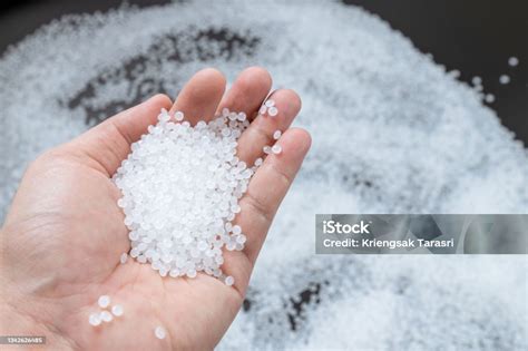 목재 배경에 흰색 플라스틱 구슬 폴리머 비드 또는 폴리머 수지 폴리머 팔레트 석유 화학 식물에서 제품 과립 폴리머 플라스틱에 대한 스톡 사진 및 기타 이미지 Istock