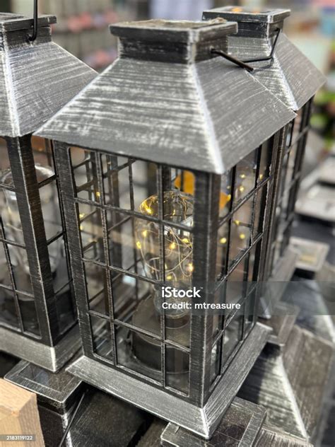 금속과 유리 캐리지 램프의 쌓인 더미의 소매 디스플레이의 클로즈업 이미지 흰색 Led 배터리로 작동되는 요정 조명 정원 센터 배경 전경에 초점을 맞춘 유리 전구의 얽힌 포함