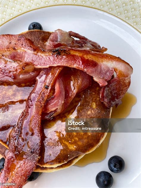 푹신한 미국식 팬케이크 구운 베이컨 러셔 블루베리가 접시에 떨어지는 메이플 시럽을 뿌린 신선한 스택의 전체 프레임 이미지 높은 전망 0명에 대한 스톡 사진 및 기타 이미지