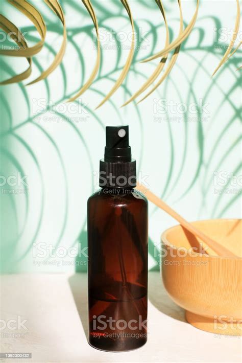 화장품 스프레이 병 스킨 케어 제품 열대 야자 잎 그림자 햇볕이 잘 드는 배경 분무기 병에 대한 스톡 사진 및 기타 이미지