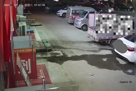 两名少年骑自行车出马路被车撞，监控记录瞬间