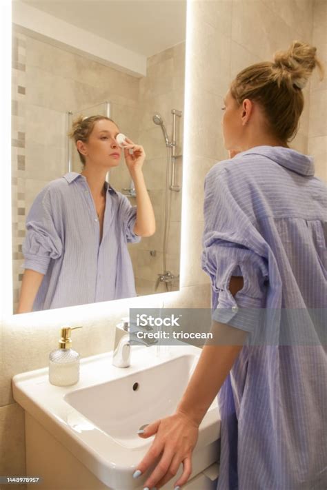 욕실의 거울 앞에서 아침이나 저녁 일과를 하는 젊은 여성 개인 위생 및 미용 개념 35 39세에 대한 스톡 사진 및 기타 이미지 35 39세 가정 생활 가정의 방