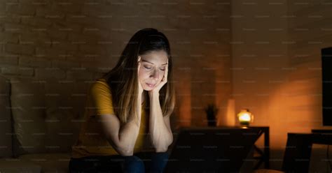 집에서 노트북 컴퓨터로 일하는 동안 밤에 일과 스트레스에 압도당하는 갈색 머리 여성 사진 Unsplash의 랩톱 이미지