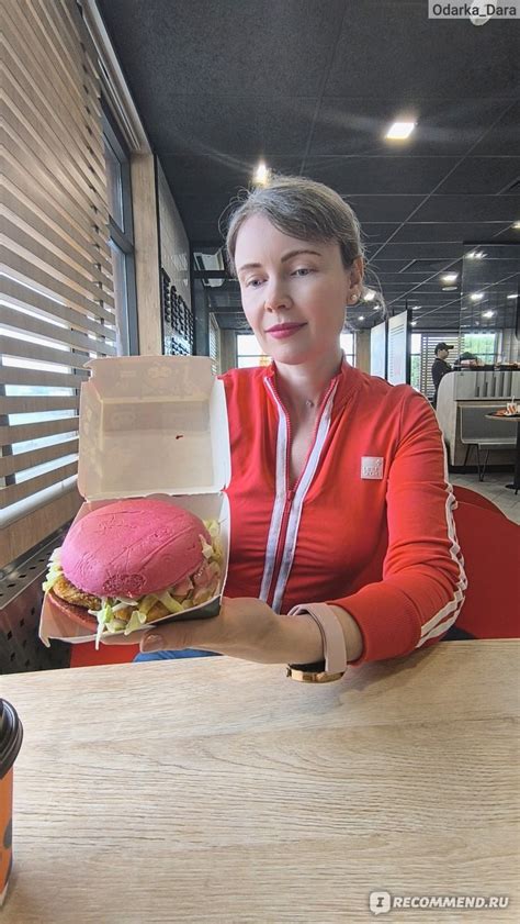 Фастфуд Вкусно и точка Hello Kitty Бургер «Ждала розовый бургер Hello Kitty с нетерпением с
