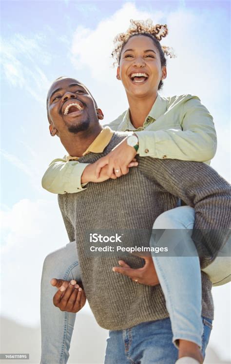 여름날 야외에서 함께 즐거운 시간을 보내는 흑인 커플과 피기백 웃음 사랑 데이트 로맨스 휴일이나 휴가에 밖에 여자를 등에 업고 있는 남자와 평온 남자에 대한 스톡 사진 및