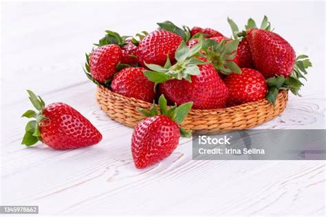 소박한 스타일의 흰색 초라한 나무 테이블에 고리버들 그릇에 육즙 딸기의 열매 딸기에 대한 스톡 사진 및 기타 이미지 딸기
