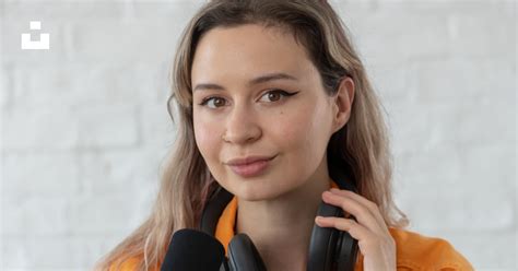 마이크에 대고 말하는 사람 사진 Unsplash의 무료 밀 포드 이미지