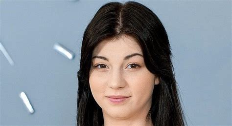 Nessie Blue Biographywiki Age Height Career Photos And More