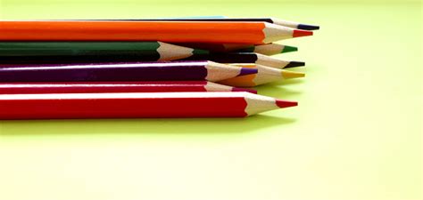 흰색 배경에 색연필 다른 색깔의 연필의 제비 색연필 연필은 날카롭습니다 연필은 왼쪽에 놓여 있습니다 아름다운 배경 클로즈업 공간을 복사합니다 배경 플랫 레이 0명에 대한