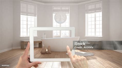 증강된 현실 개념입니다 진짜 집 미니 멀 스파 욕실에서 가구와 인테리어 디자인 제품을 시뮬레이션 하는 데 사용 하는 Ar 응용 프로그램으로 태블릿을 들고 손 화장실 건축물에