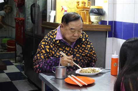 “ลุงป้อม” พาหลานเดินถนนเสาชิงช้า ช่วงค่ำ แวะร้าน ส หน้าวัง เจ้าของเผย เคยเป็นลูกค้าประจำนั่งทาน