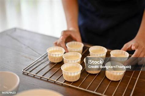 부엌에서 컵케이크를 굽는 여성 베이커가 컵케이크 케이스에 컵케이크 가루를 준비한다 고급 요리에 대한 스톡 사진 및 기타 이미지 고급 요리 다양 달콤한 음식 Istock