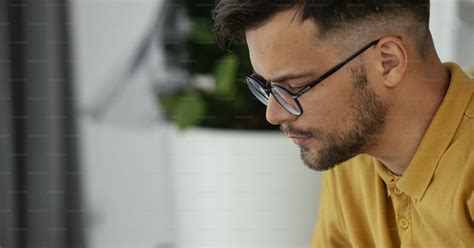 글루코 미터로 혈당 수준을 확인하는 남자 혈당 수치를 측정하는 청년 사진 Unsplash의 혈당 이미지