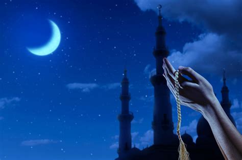 기도 구슬과 모스크의 실루엣과 야경 배경에 초승달로 기도하는 무슬림 남자 종교 영적 또는 라마단의 개념 Eid Mubarak에 대한 스톡 사진 및 기타 이미지 Istock