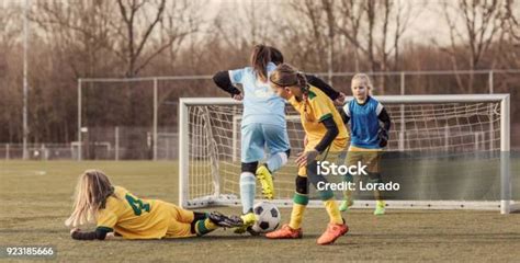 Dua Tim Sepak Bola Perempuan Memainkan Pertandingan Latihan Sepak Bola Di Luar Ruangan Musim