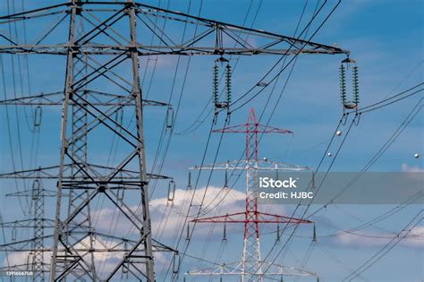 고전압 라인의 오버 헤드 전기 케이블을 운반하는 금속 철탑 건축물에 대한 스톡 사진 및 기타 이미지 건축물 고압 변압기 공학 Istock