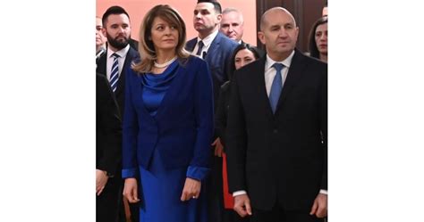 Вижте Десислава Радева цялата в синьо на приема за 3 март Снимки