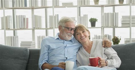 행복한 백인 노인 부부는 집에서 커피를 마시고 휴식을 취하고 건강 관리 개념을 가지고 있습니다 사진 Unsplash의 커피 채팅 이미지