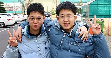 쌍둥이 형제 같은 대학에 나란히 입학