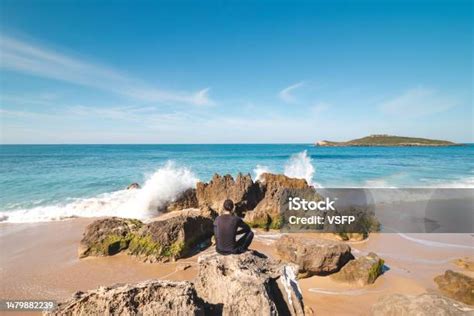 로타 비첸티나 근처에서 대서양의 파도가 앞의 바위에 부딪히는 것을 지켜보고 있습니다 Porto Covo에 대한 스톡 사진 및 기타 이미지 Istock