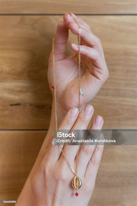 진주와 나무 배경에 자연 매니큐어와 소녀의 손에 금의 조개와 비싼 아름다운 보석 여자의 손에 목에 고급 펜던트 고객에 대한 스톡 사진 및 기타 이미지 Istock