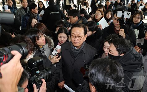 尹 40년 지기 석동현 변호사 관심 집중 뉴스1