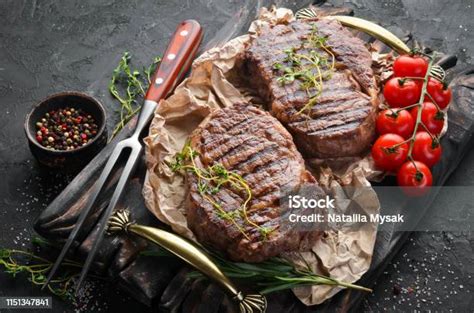 리 베야 쇠고기 스테이크 허브와 향신료를 어두운 테이블에 구워 냅니다 평면도 텍스트를 위한 여유 공간 0명에 대한 스톡 사진 및 기타 이미지 Istock