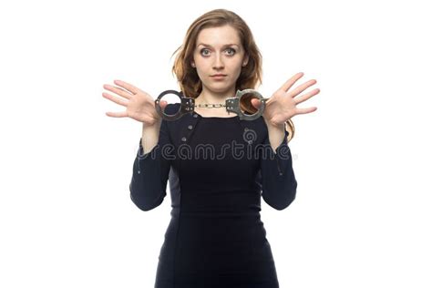 Озадаченная женщина с наручниками Стоковое Изображение - изображение ...