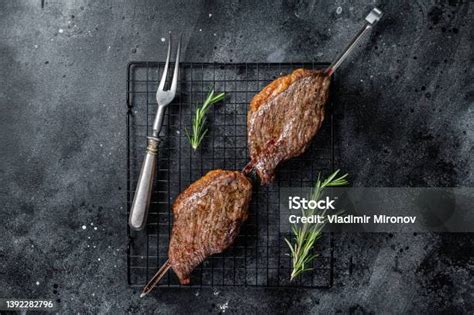 피카냐 전통 브라질 식 바비큐 구운 쇠고기 고기 스테이크 검은 색 배경 위쪽 보기 등심 스테이크에 대한 스톡 사진 및 기타 이미지 등심 스테이크 피카냐 건강한 식생활