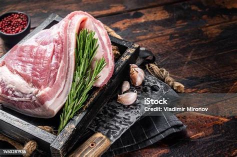 유기농 요리되지 않은 돼지 고기 배 백리향이있는 나무 접시에 생 베이컨 고기 나무 배경 맨 위 보기입니다 복사 공간 0명에 대한 스톡 사진 및 기타 이미지 Istock