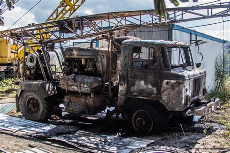 무료 이미지 산업의 불 트럭 탄 하늘 자동차 타이어 식물 자동차 외장 구름 목재 자동차 바퀴 시스템 가스 상업용 차량 자동차 부품 한조각 기계
