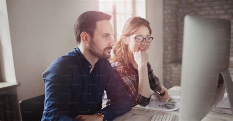 회사에서 프로젝트 및 프로그래밍을 수행하는 소프트웨어 엔지니어 사진 Unsplash의 사무실 이미지