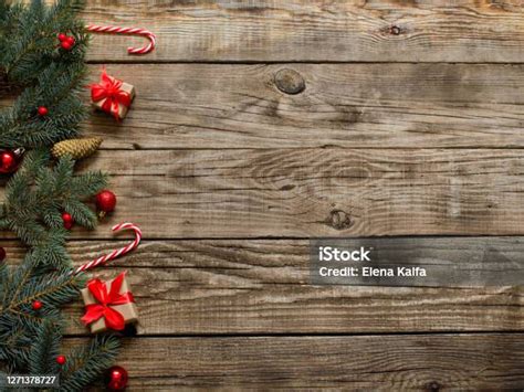 전나무 나뭇가지 달콤한 빨간 지팡이 나무 배경에 빨간 크리스마스 공의 밝은 크리스마스 배열 겨울 방학 새해플랫 평지 최고 보기 복사 공간 배너 12월에 대한 스톡 사진 및