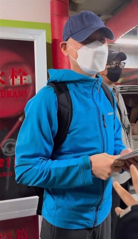 張學友北京返港被包圍 粉絲窮追不捨問一問題歌神表現極尷尬 星島日報