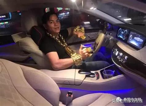 不作真不會死，每天戴13公斤黃金炫富的男子剛被抓了 每日頭條