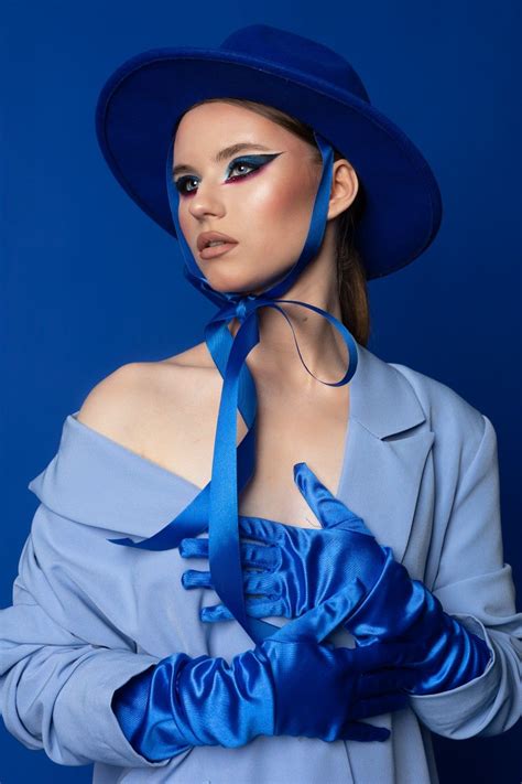 Девушка в синем