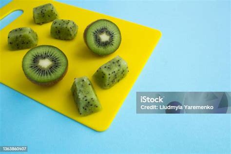 파란색 배경에 노란색 도마에 키위와 냉동 과일 퓌레 공간을 복사합니다 각얼음에 대한 스톡 사진 및 기타 이미지 각얼음 키위 0명 Istock