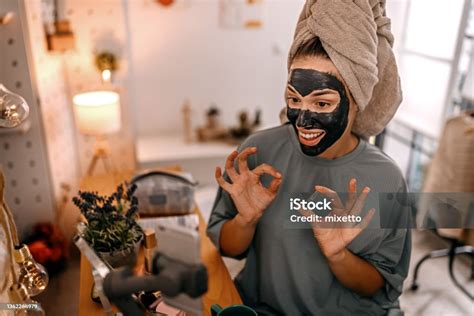 검은 얼굴 마스크 녹화 동영상 블로그를 적용 하는 여자 20 24세에 대한 스톡 사진 및 기타 이미지 20 24세 Brand Name Smart Phone 건강관리와