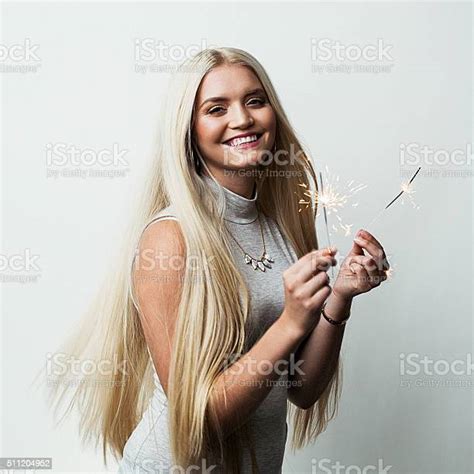 Wanita Cantik Dengan Senyum Lebar Dan Kilau Foto Stok Unduh Gambar