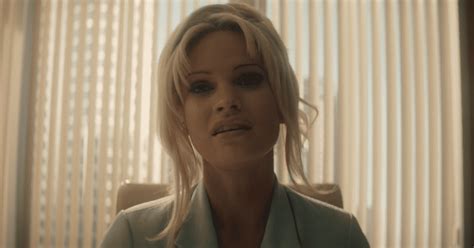 Pam Tommy Episode Recap Pamela Suffers Humiliation After Forced To See Sex Tape Meaww