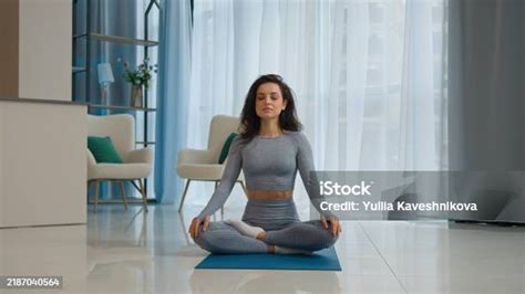 운동복을 입은 백인 여성 요가 스포츠 소녀 연꽃 자세로 명상 눈을 감고 명상 집에서 명상 명상 명상 휴식 평화 진정 건강 관리