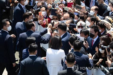 시민들에게 인사하며 이동하는 윤석열 대통령과 김건희 여사 연합뉴스