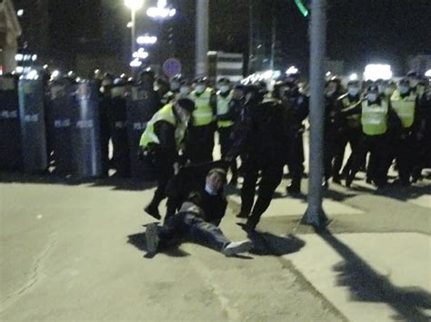 ВИДЕО Залуучуудын жагсаалыг цагдаагийн байгууллагаас хүч хэрэглэн