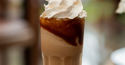 가벼운 갈색 색상 거품 같은 검은 짚 겹겹이 쌓인 음료 고급 음료 높은 유리 달콤한 달콤한 대접 디저트 음료