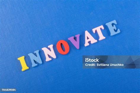 다채로운 Abc 알파벳 블록 나무 편지에서 구성 된 파란색 배경에 단어를 혁신 광고 텍스트에 대 한 공간을 복사 학습 영어