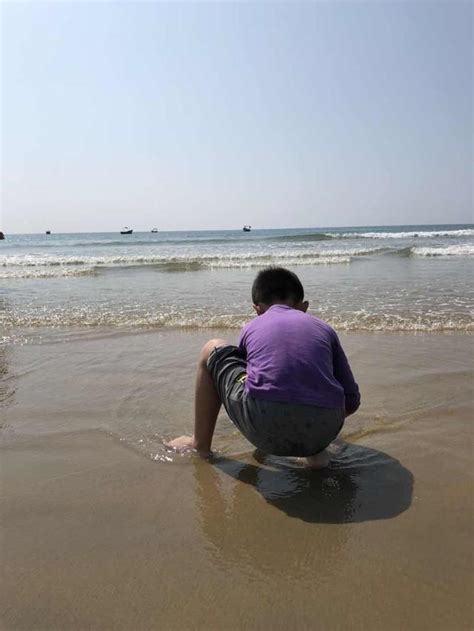 外孫在海灘快樂玩耍 每日頭條