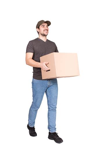 이동에 쾌활한 배달 남자 전체 길이 의 초상화 흰색 배경에 고립 된 고객에게 골판지 소포 상자를 들고 걷는 택배 배달 패키지 우수한 서비스 개념 격리에 대한 스톡 사진 및