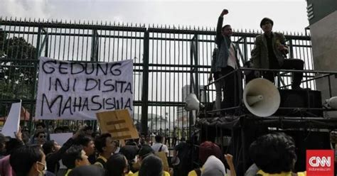 Demo Di Dpr Mahasiswa Bentangkan Spanduk Gedung Ini Disita Kaskus