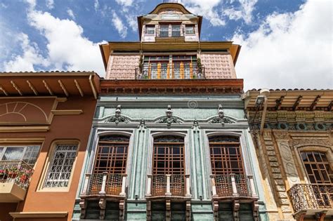 Detalles Arquitectónicos De La Fachada De Un Antiguo Edificio Colonial Ecuador De Cuenca Foto