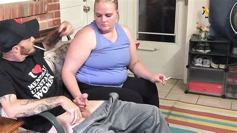 Betrügende Ehefrau Erwischt Als Sie Dem Nachbarn Einen Blowjob Gibt